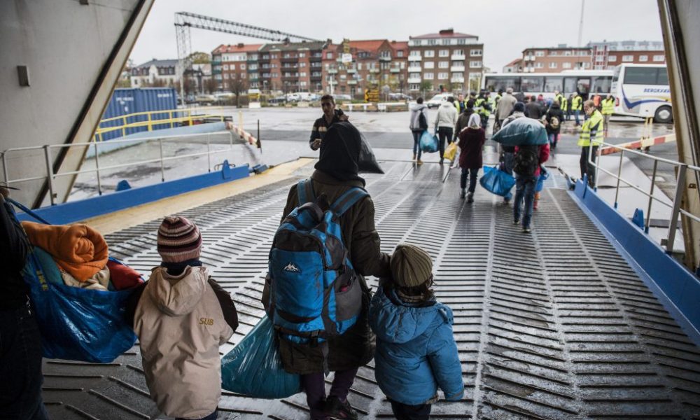 Dutch cabinet to host 15,000 refugees in government buildings