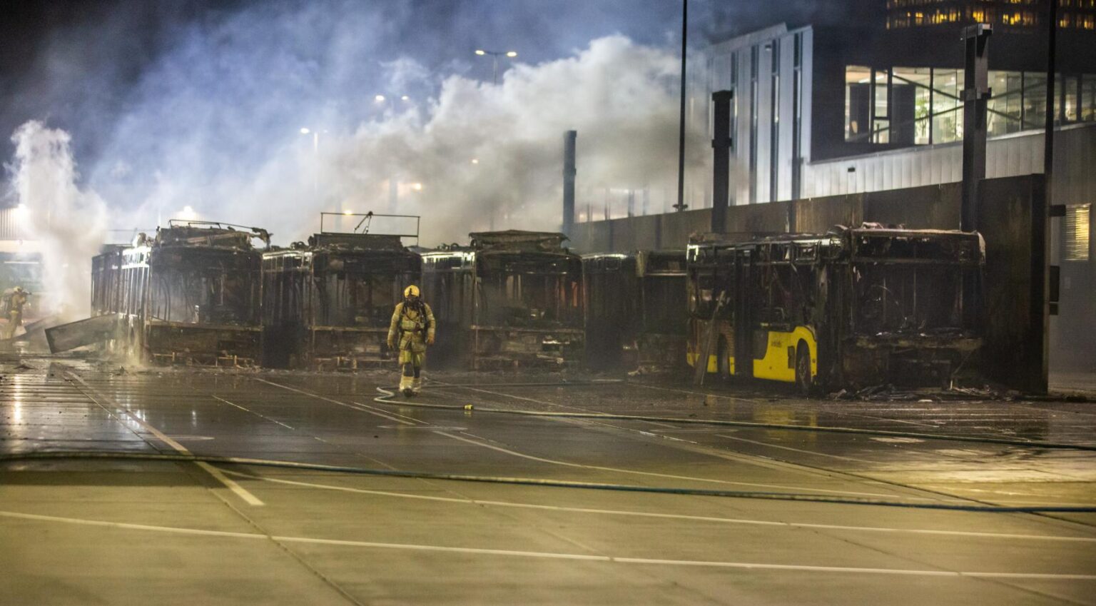 VIDEO: Many buses burned to ashes in a fire at the bus park in Utrecht ...