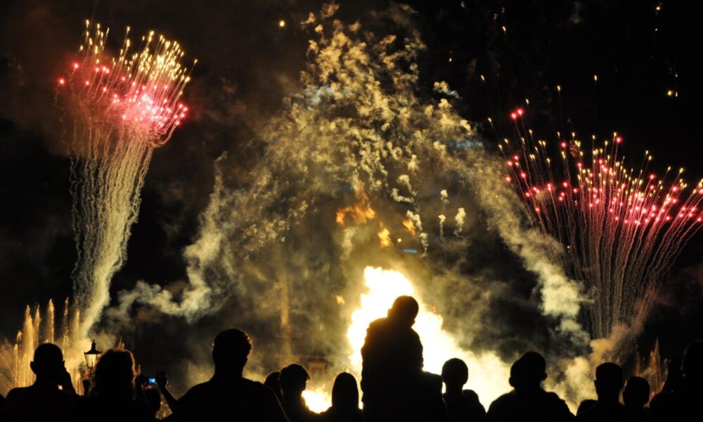 VIDEO: New Year's fireworks show in Amsterdam - Amsterdam Daily News ...