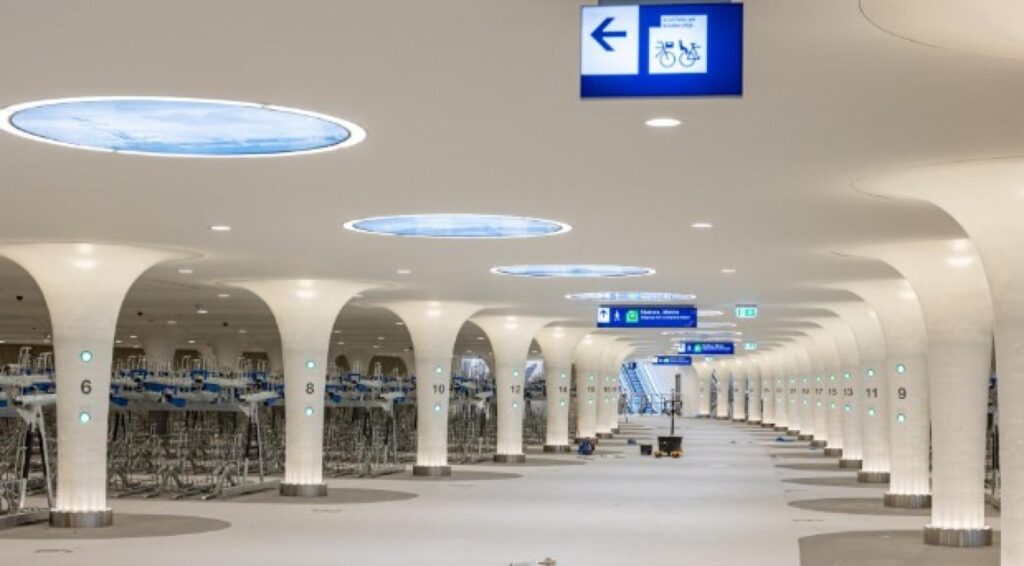 VIDEO: The world's first underwater bike garage opens in Amsterdam ...