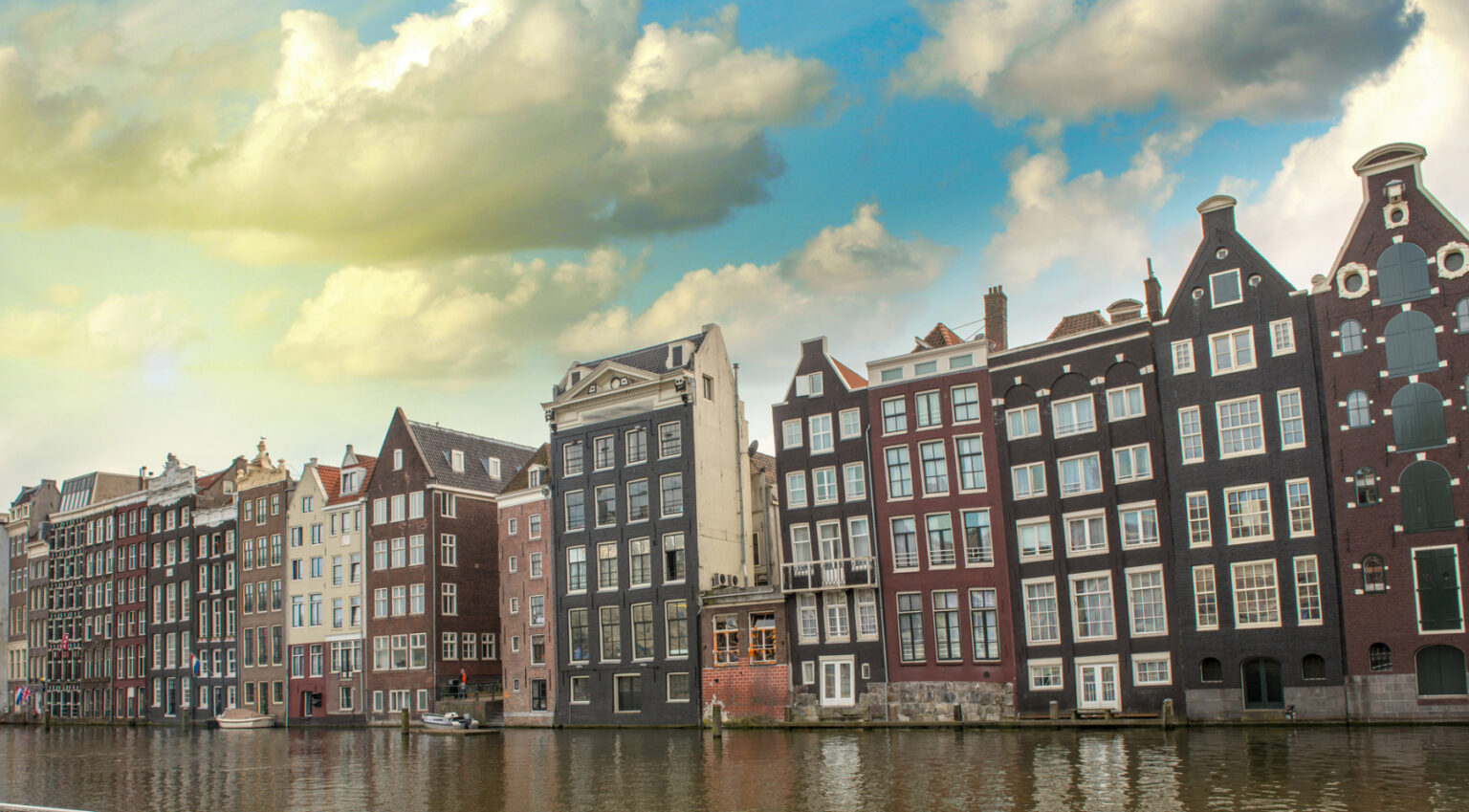 Amsterdam wants to solve housing crisis by 2040 by preventing flats ...