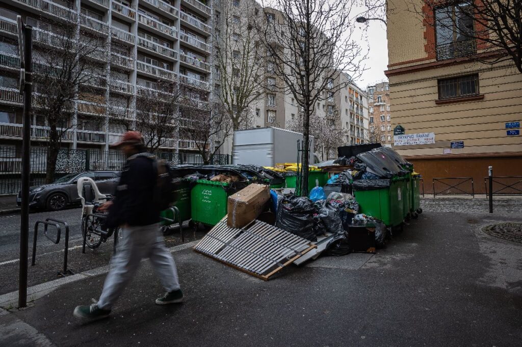 Strike grows: 'Paris has turned into an open-air dump' - Amsterdam ...