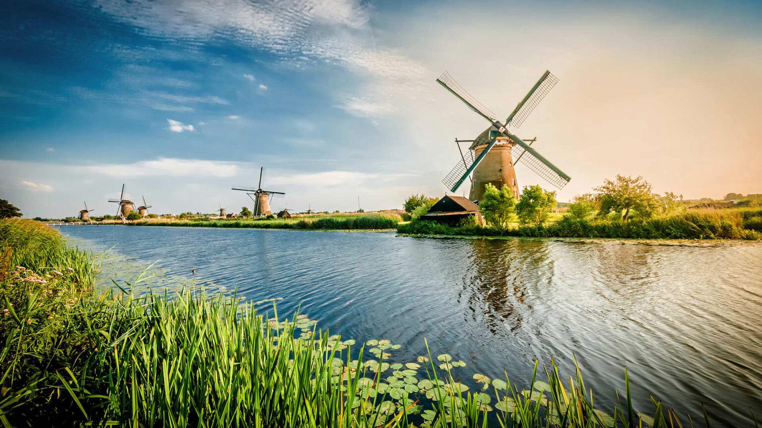What is the Netherlands traditional clothing?