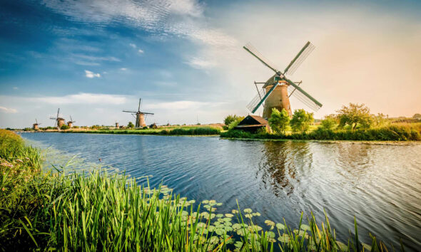 What is the Netherlands traditional clothing?